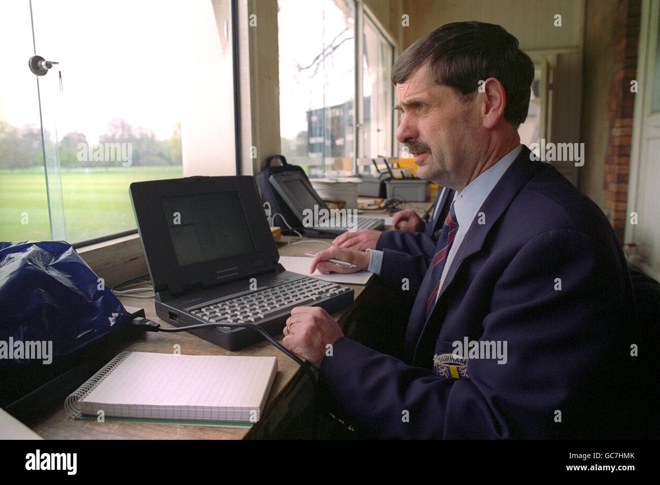 DURHAM SCOREKEEPER BRIAN HUNT WITH THE 'CRICKET RECORD' COMPUTERISED ...