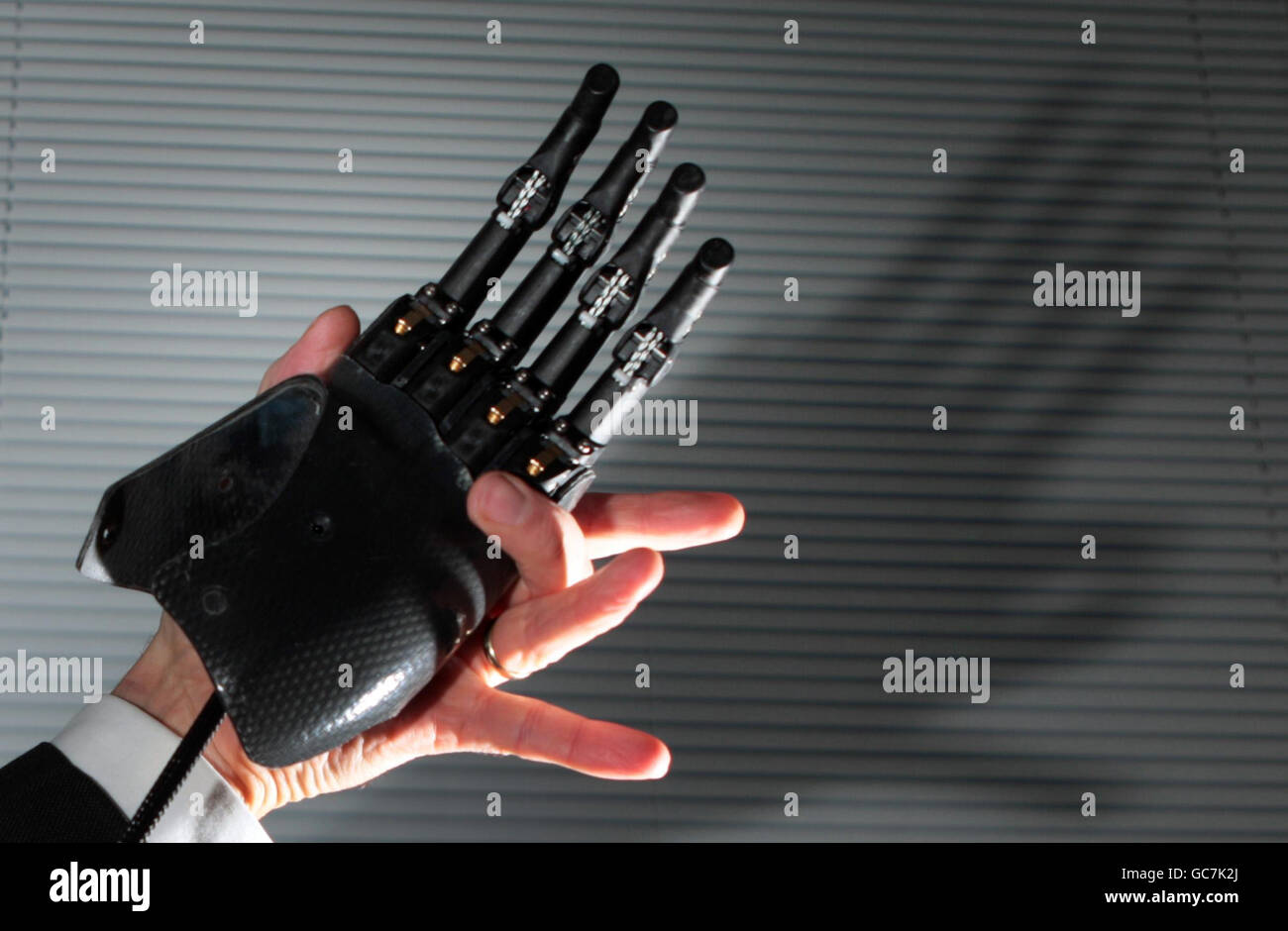 Touch bionics fingers hi-res stock photography and images - Alamy