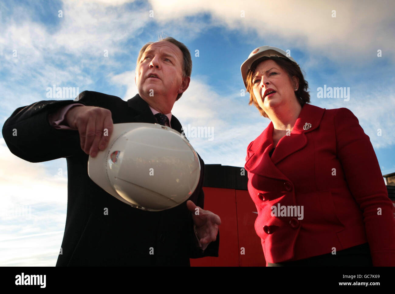 Culture Minister Fiona Hyslop and Major General Euan Loudon look over ...