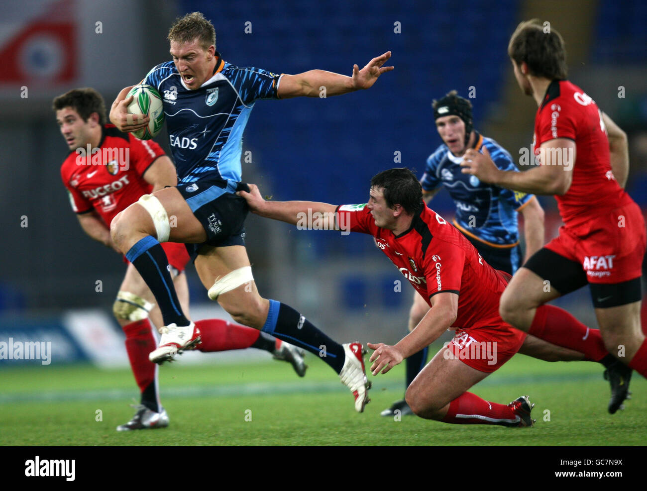 Rugbyu cardiff full length challenging mangsk hi-res stock photography ...