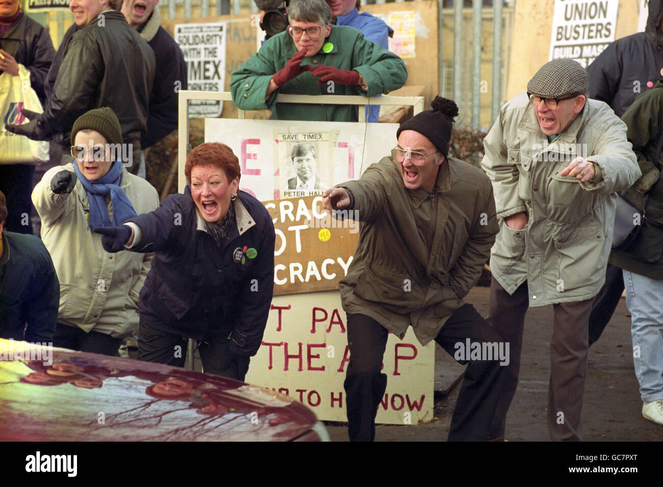 PICKETS OUTSIDE THE TIMEX FACTORY IN DUNDEE. THE DISPUTE ESCALATED FIVE ...