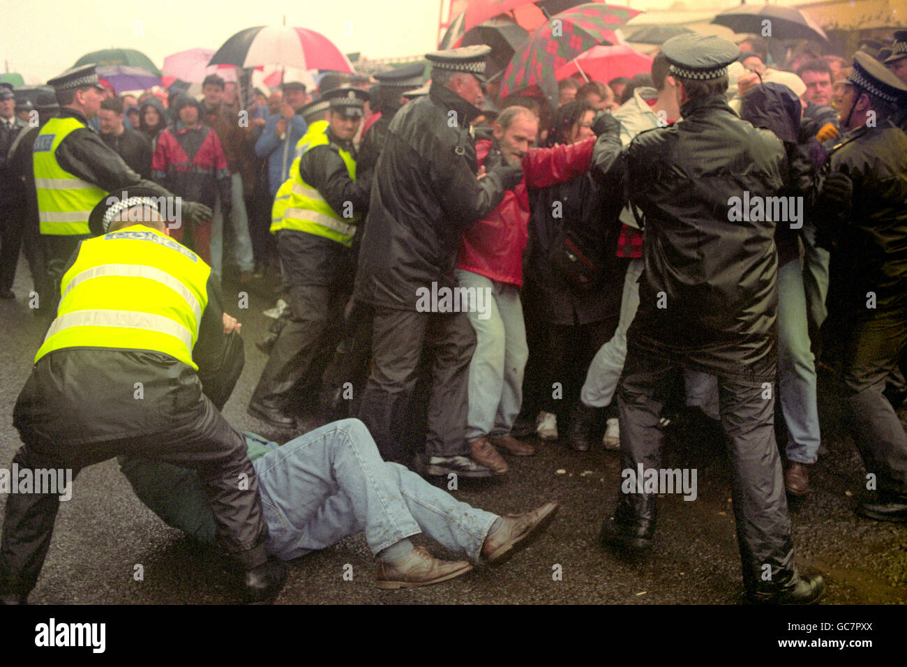 POLICE MAKING ARRESTS OUTSIDE THE STRIKE BOUND TIMEX FACTORY IN DUNDEE ...