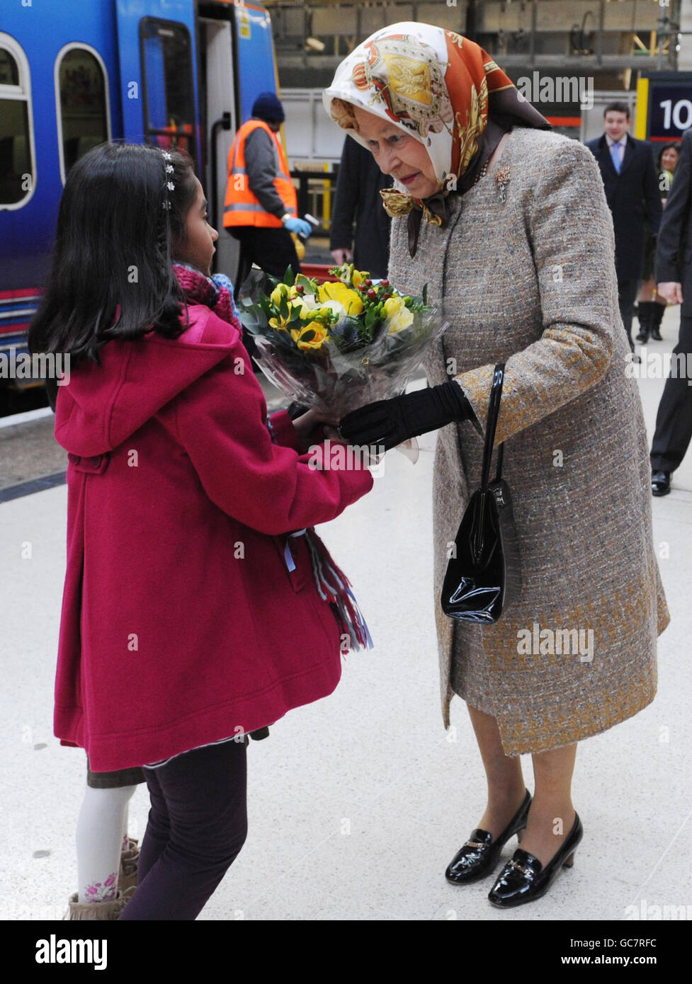 Queen elizabeth accepting flowers hi-res stock photography and images ...