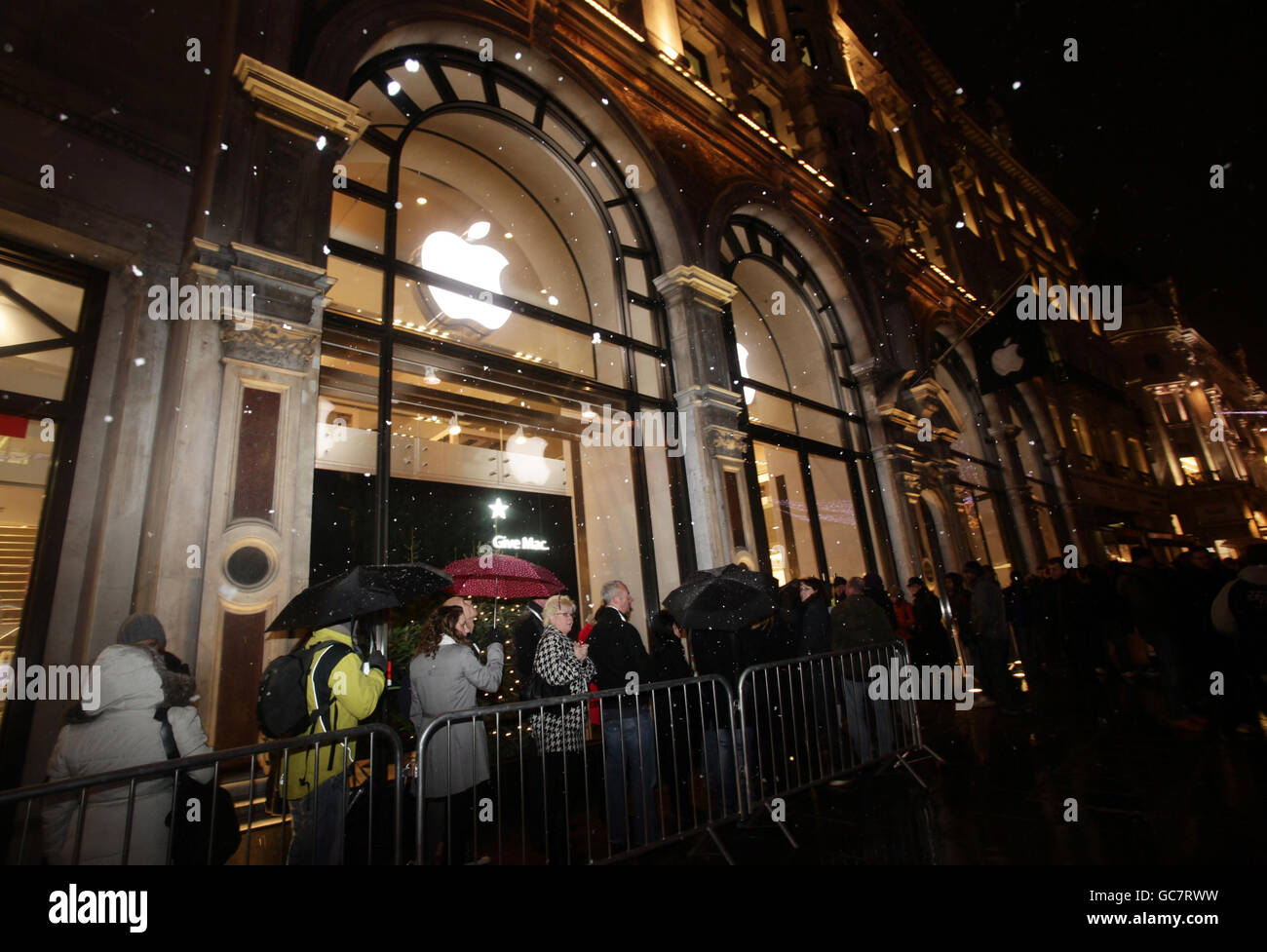 Robbie Williams performing at the Apple Store - London Stock Photo - Alamy