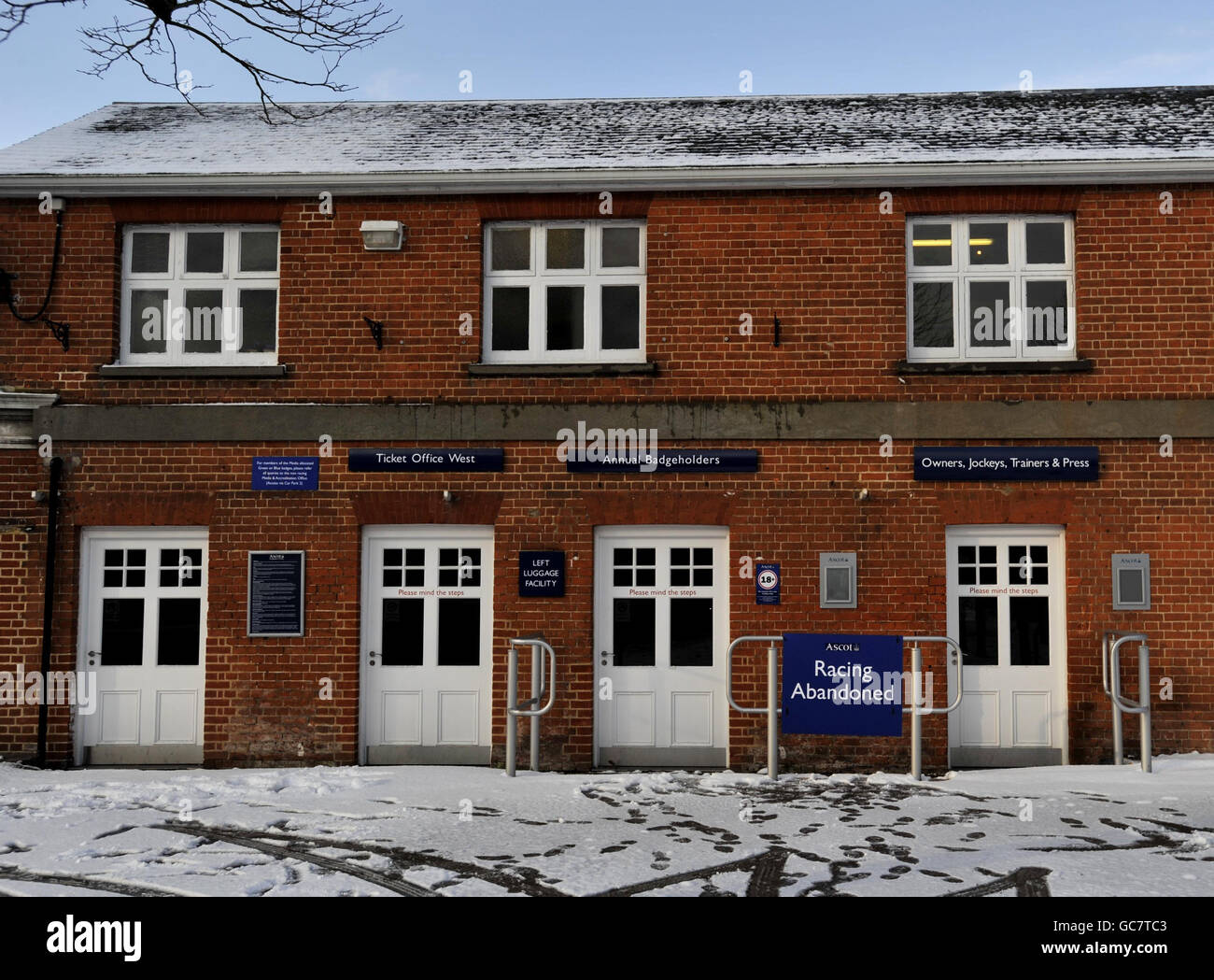Ascot racecourse building hi-res stock photography and images - Alamy