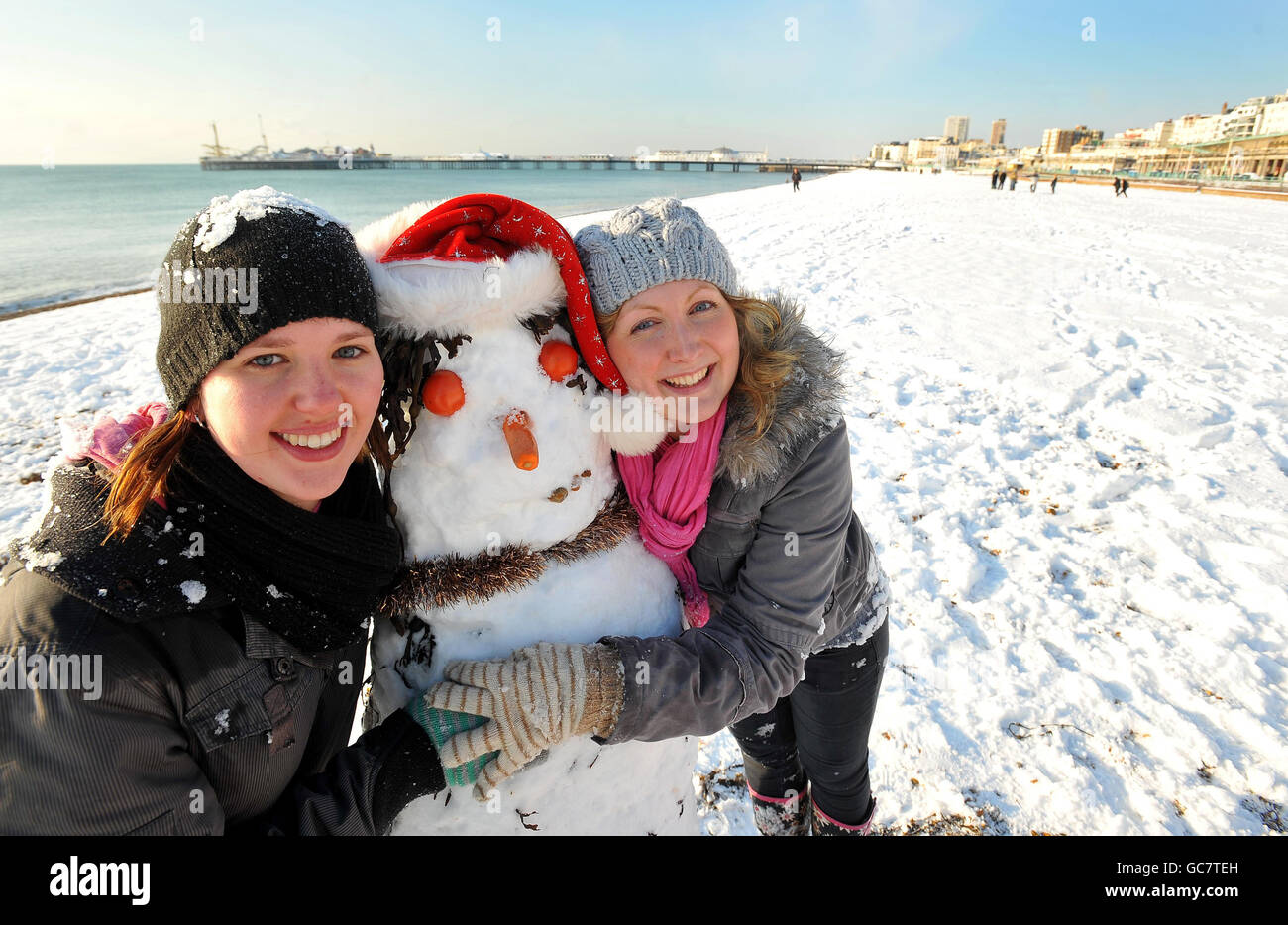 Snowman and snow woman kissing hi-res stock photography and images - Alamy