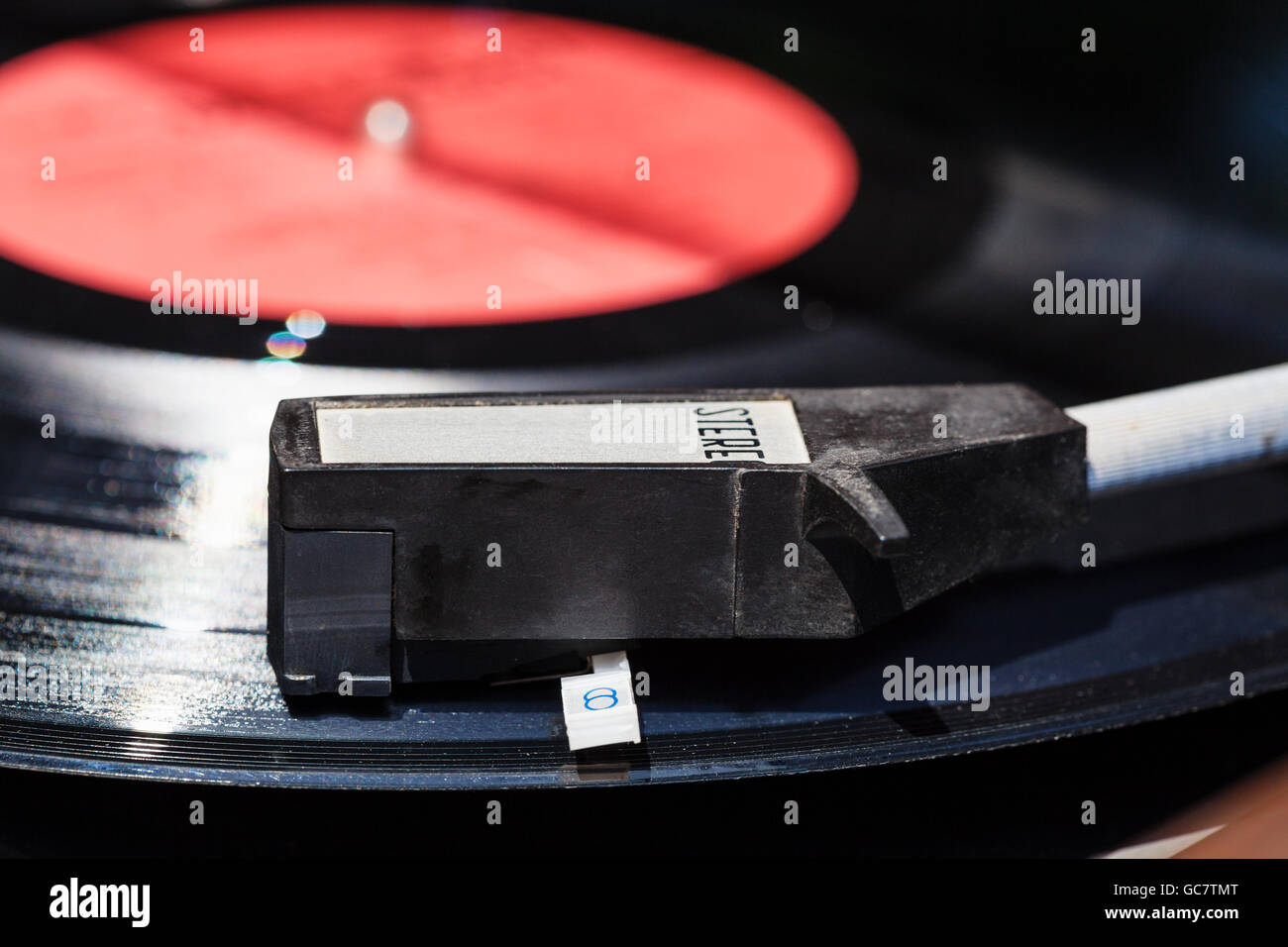 tonearm on vinyl record in old turntable close up Stock Photo - Alamy