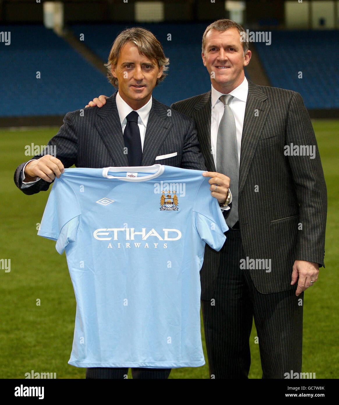 New Manchester City manager Roberto Mancini (left) with chief executive ...