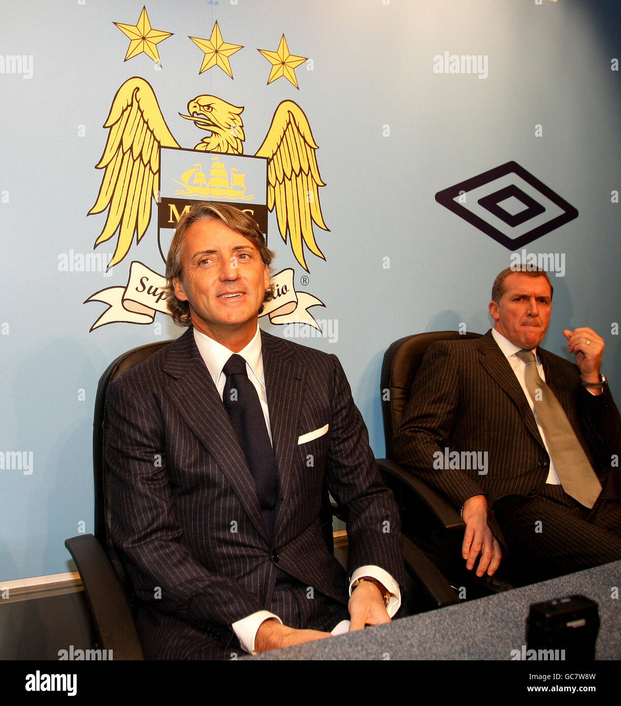 New Manchester City manager Roberto Mancini (left) with chief executive ...