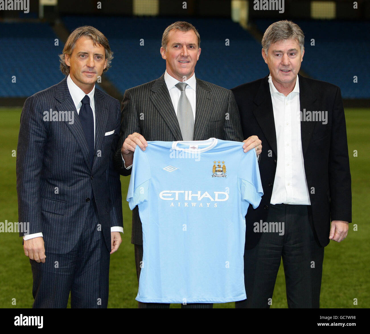 New Manchester City manager Roberto Mancini (left) with chief executive ...