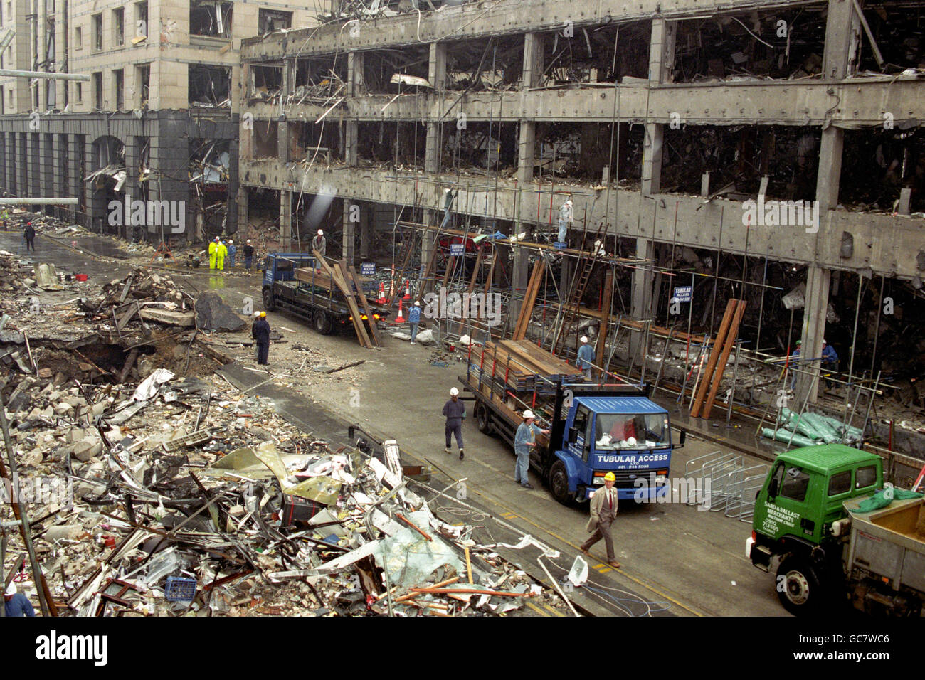 SCENE OUTSIDE THE HONG KONG SHANGHAI BANK IN BISHOPSGATE IN THE CITY OF ...