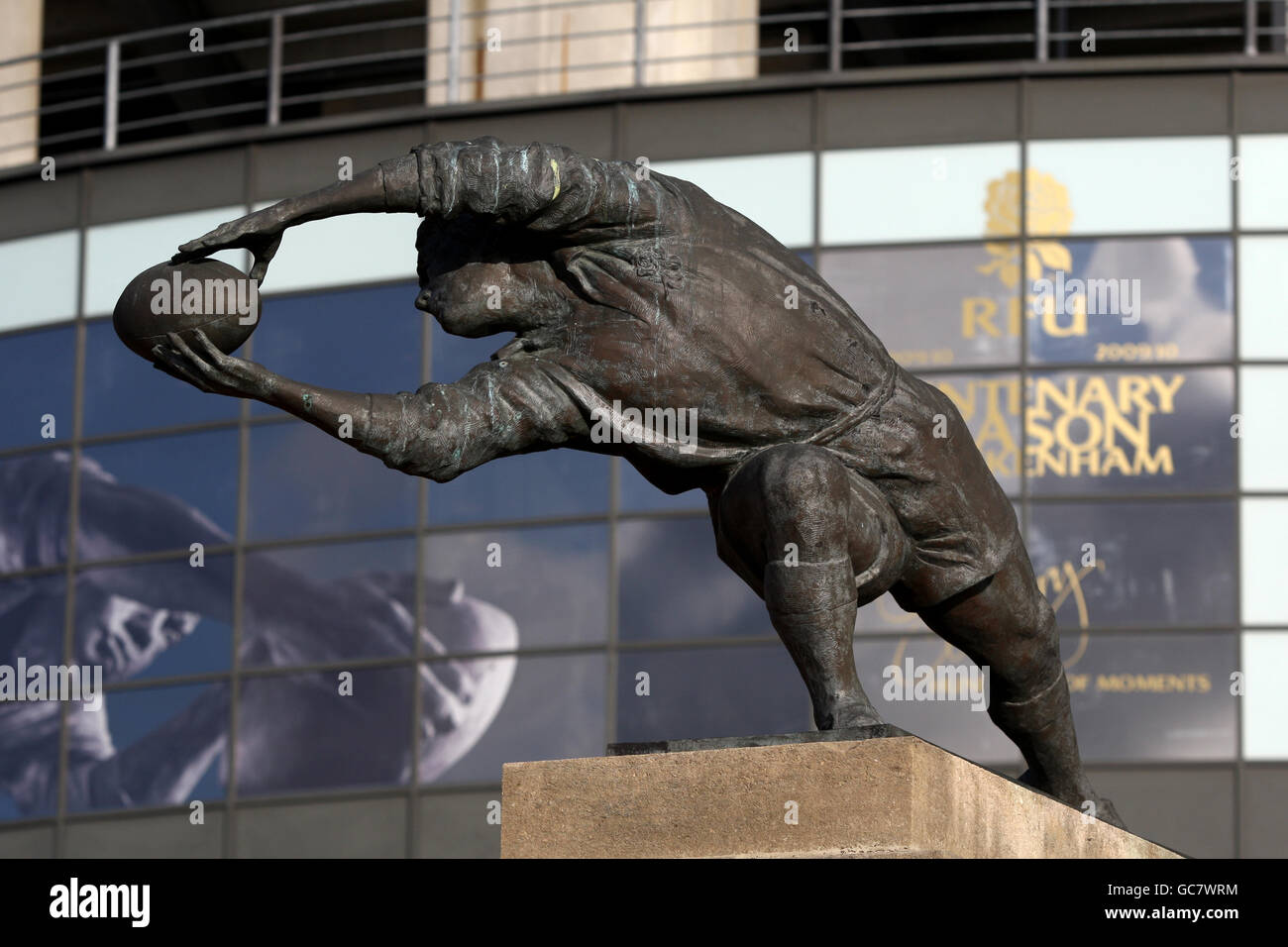 Rugby statue main entrance twickenham hi-res stock photography and ...