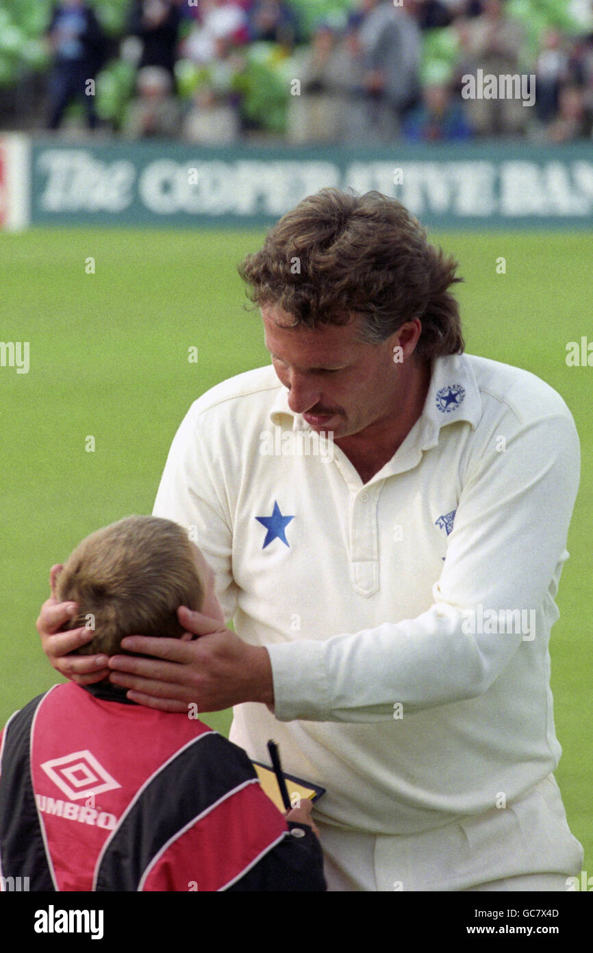 A YOUNG FANS GOODBYE TO IAN BOTHAM AS HE LEAVES THE FIELD AT THE END OF ...
