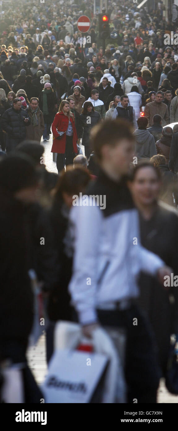 Bargain hunters hit the shops Stock Photo - Alamy