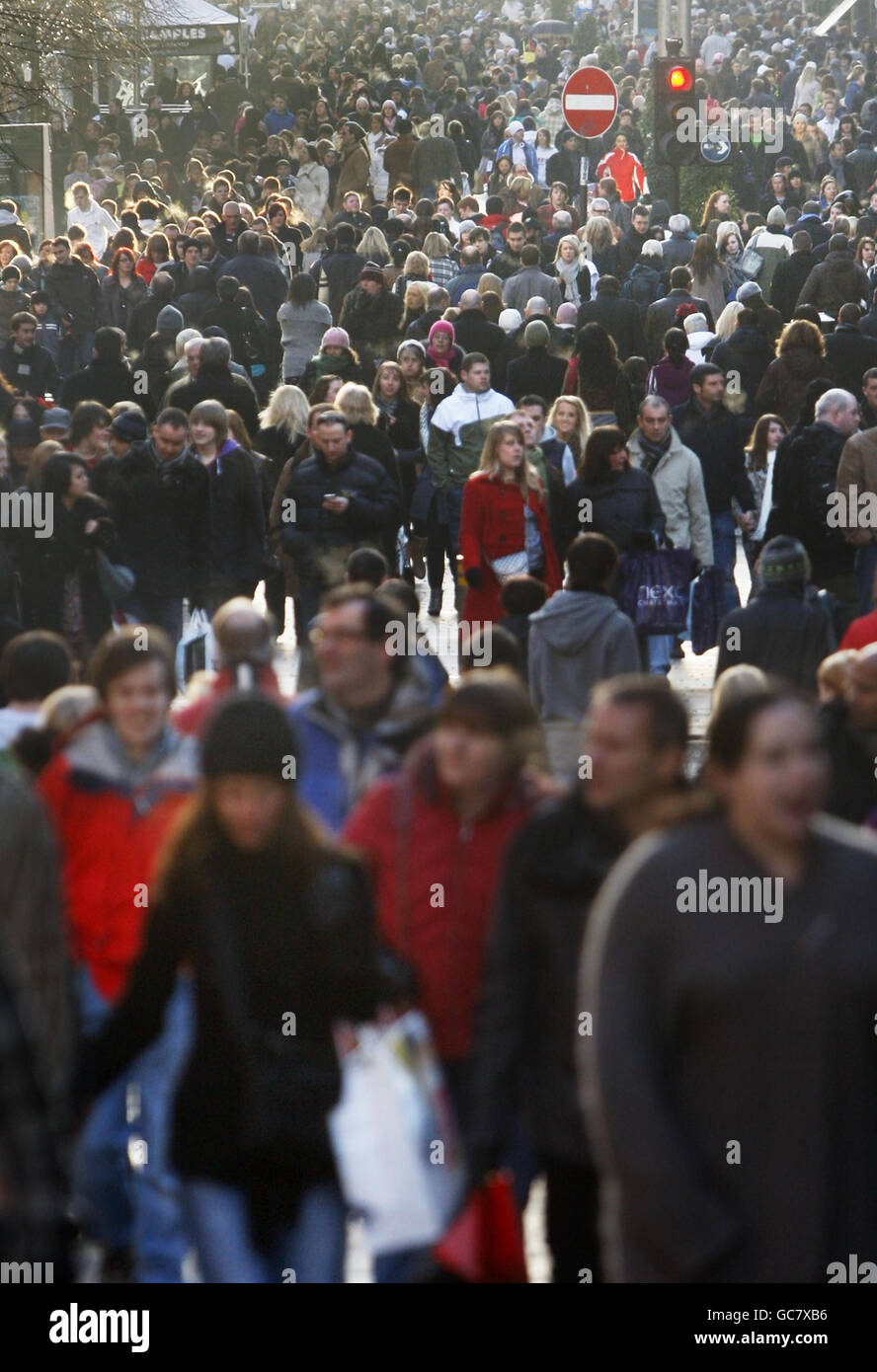 Bargain hunters hit the shops Stock Photo - Alamy