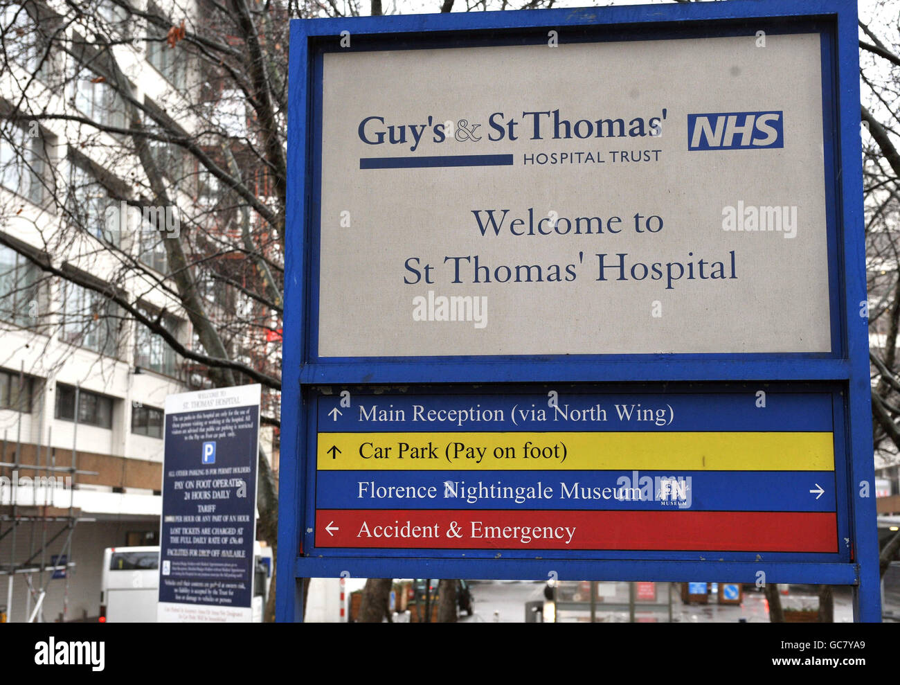Parking at hospitals. Parking signs at St Thomas' Hospital Stock Photo ...