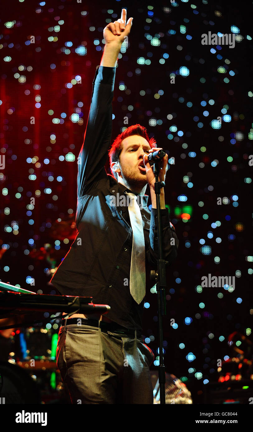 Scottish celebration singing hi-res stock photography and images - Alamy