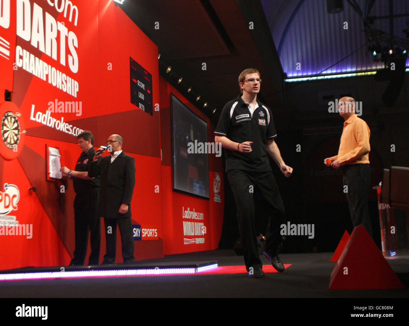 Mark webster celebrates beating co world darts championship alexandra ...