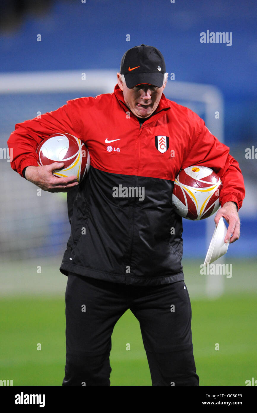 Fulham assistant manager and goalkeeper coach mike kelly hi-res stock ...