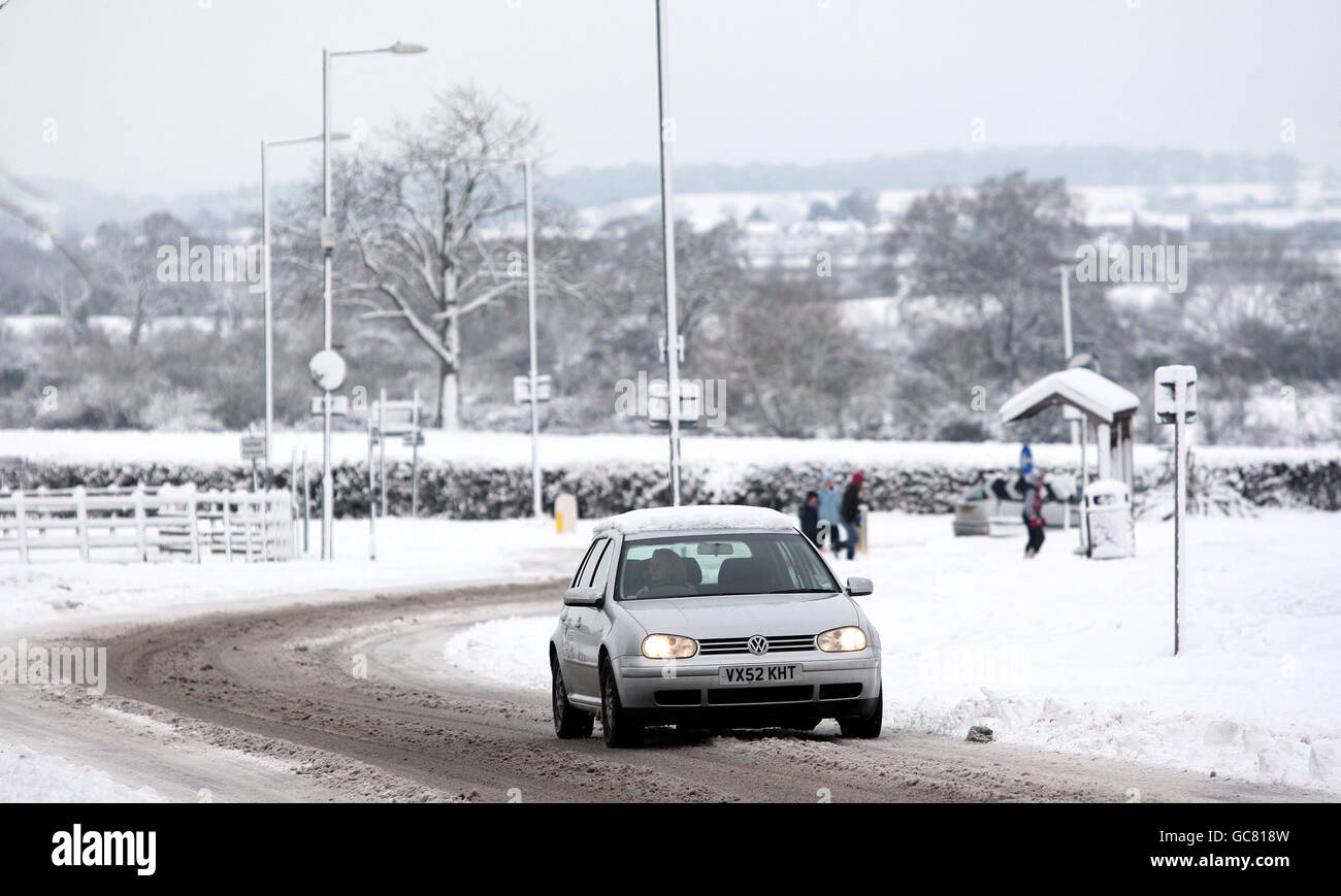 Commuters try to make their way to work after heavy overnight snow fall ...