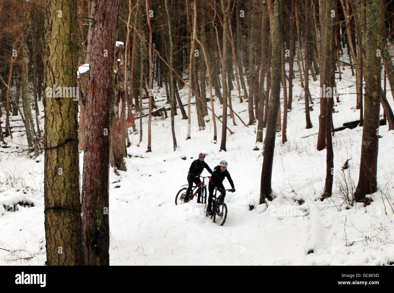 Mountain bikers make it down a hill through heavy snow in Innerleithen ...