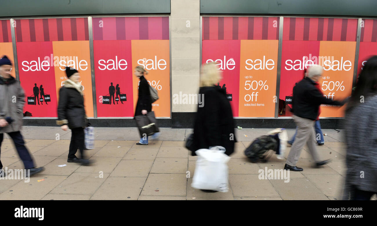 Bargain hunters hit the shops Stock Photo - Alamy