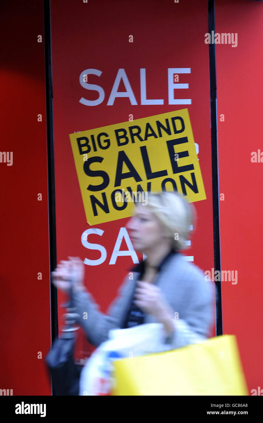 Bargain hunters hit the shops Stock Photo - Alamy