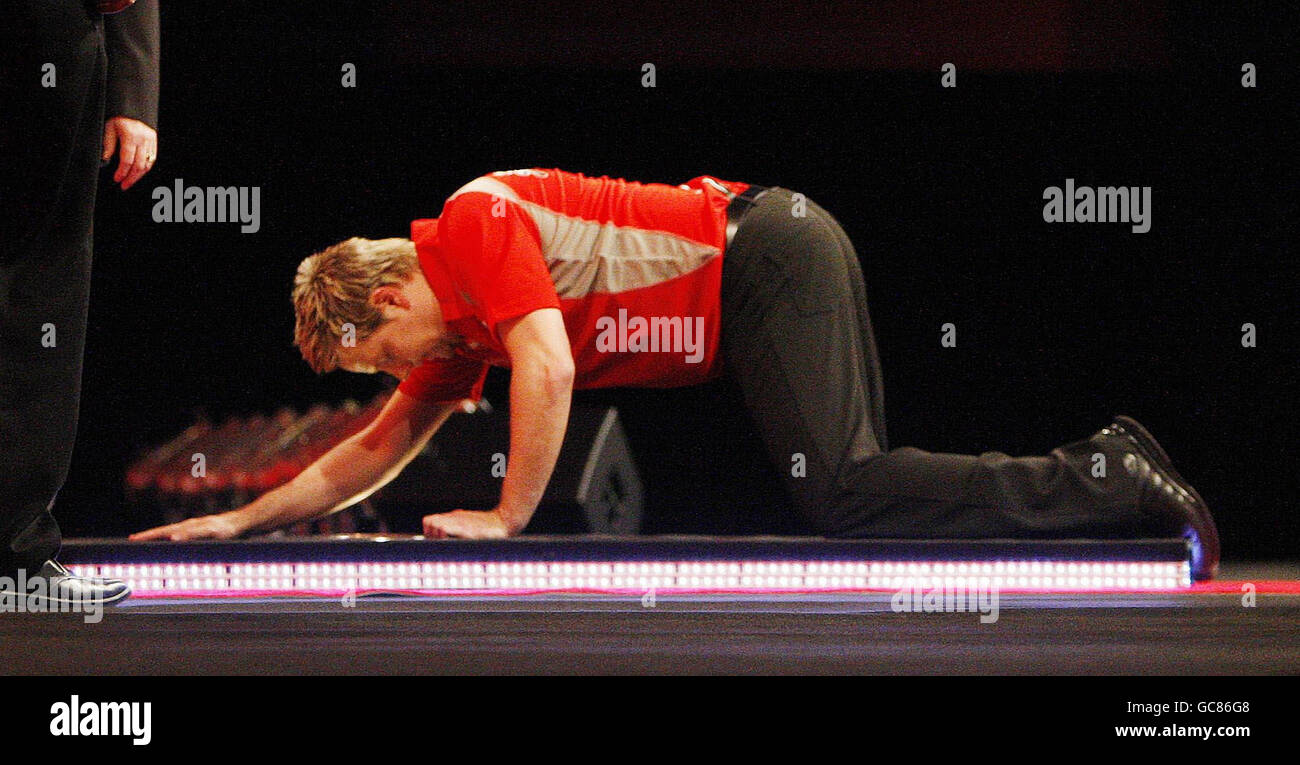 Mark dudbridge celebrates beating alan world darts championship ...