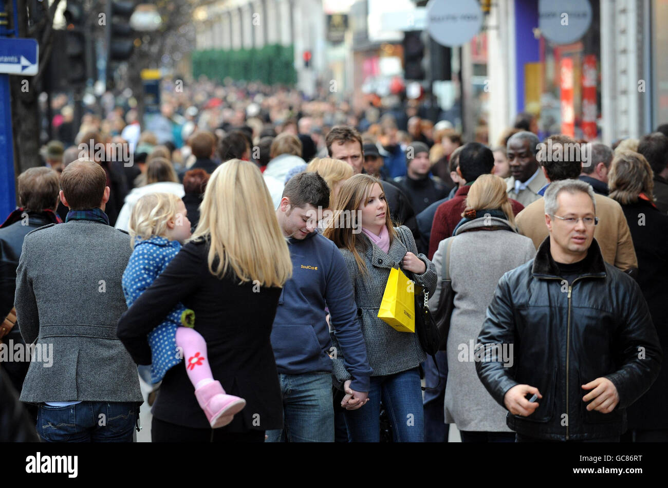 Bargain hunters hit the shops Stock Photo - Alamy