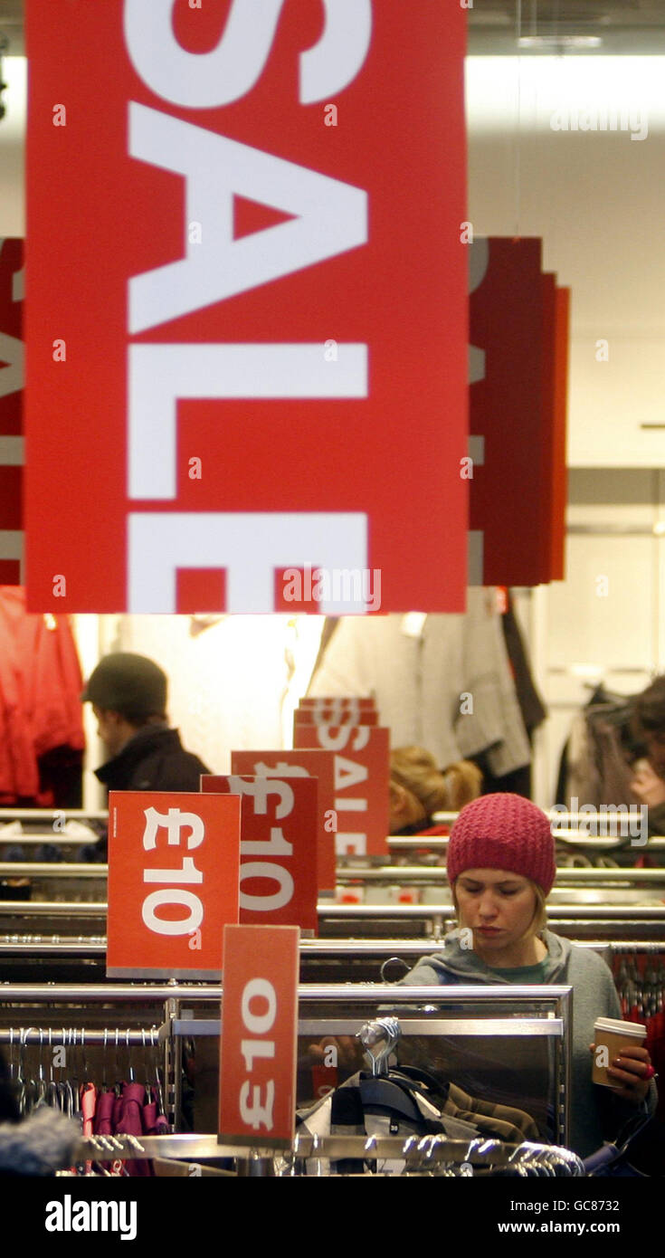 Bargain hunters hit the shops Stock Photo - Alamy