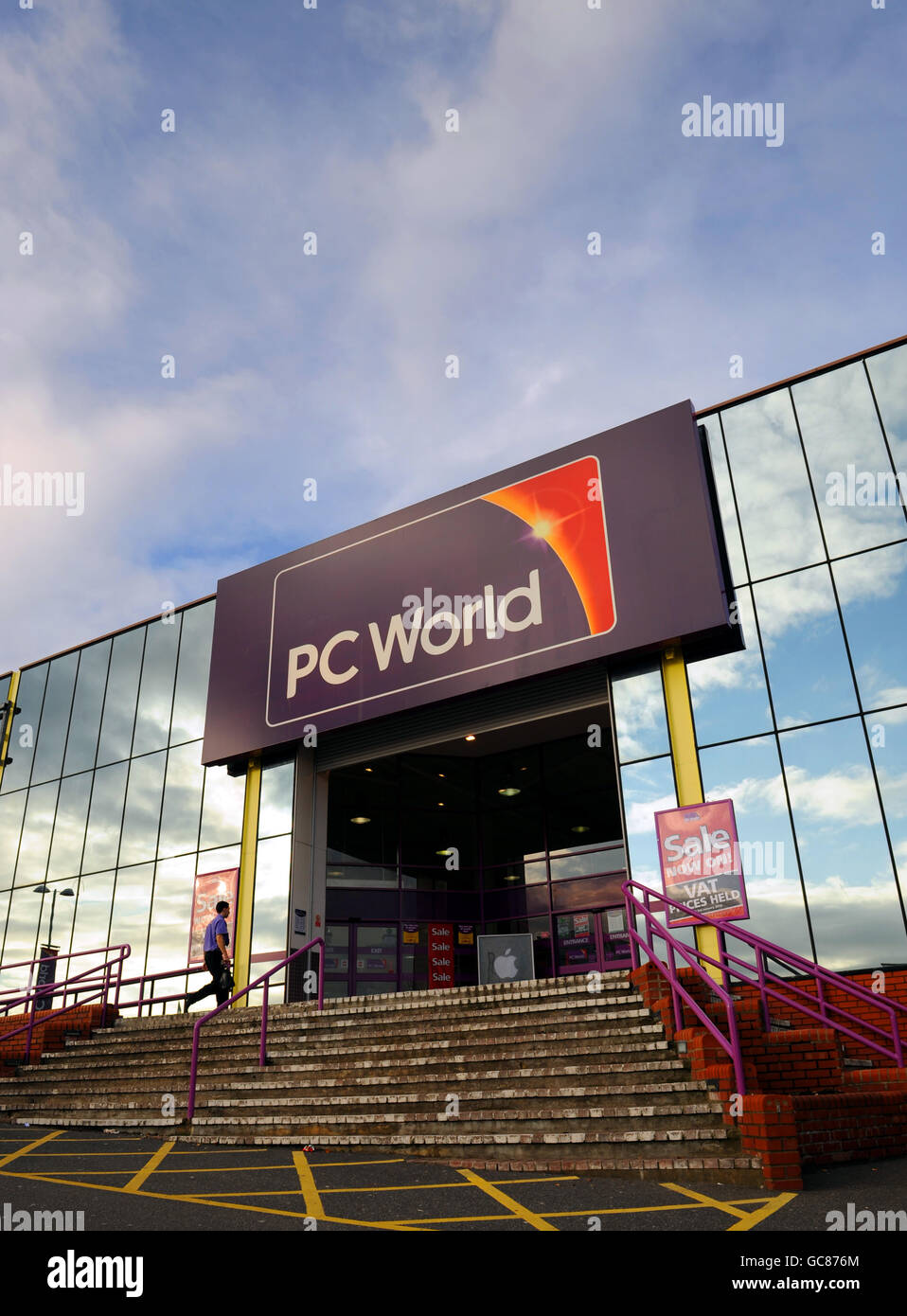 Pc world computer store in hi-res stock photography and images - Alamy