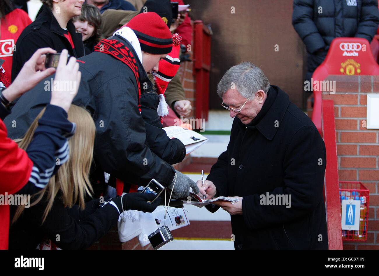 Manchester United manager Alex Ferguson signs autographs for fans Stock ...