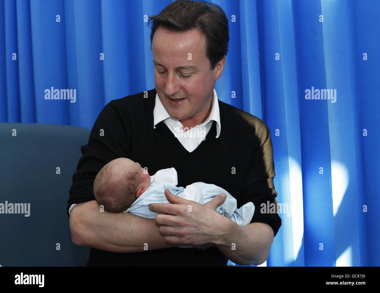 David cameron with three days old baby hi-res stock photography and ...