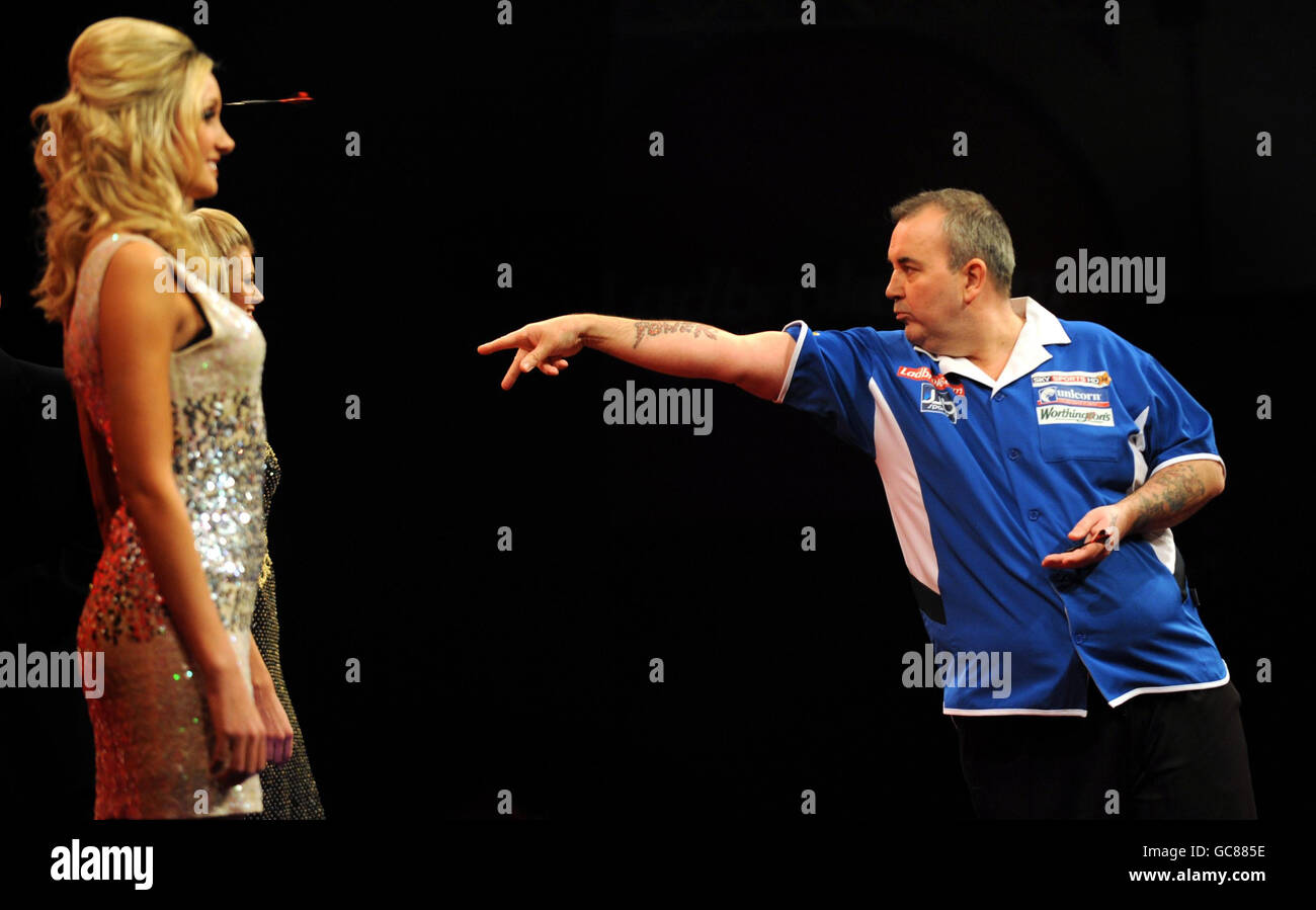 Female darts player hi-res stock photography and images - Alamy