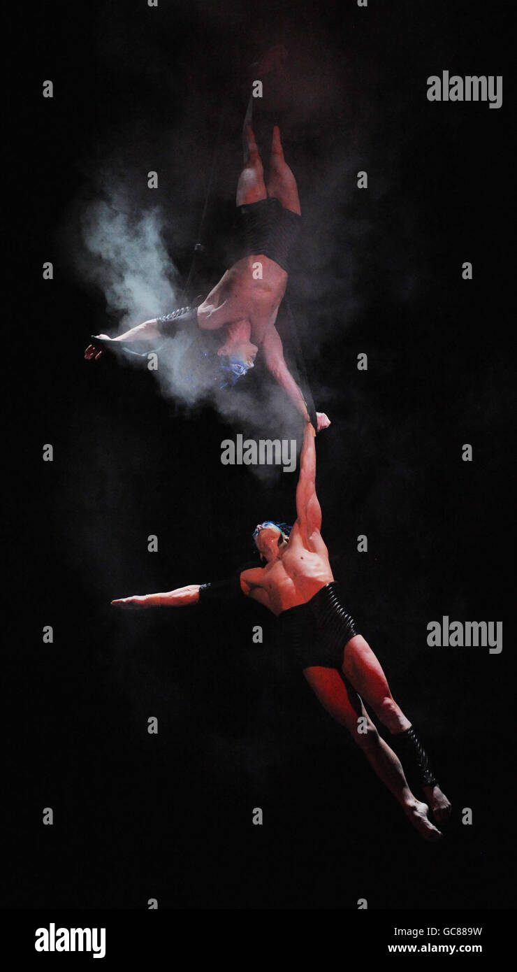 Cirque du soleil acrobats hi-res stock photography and images - Alamy