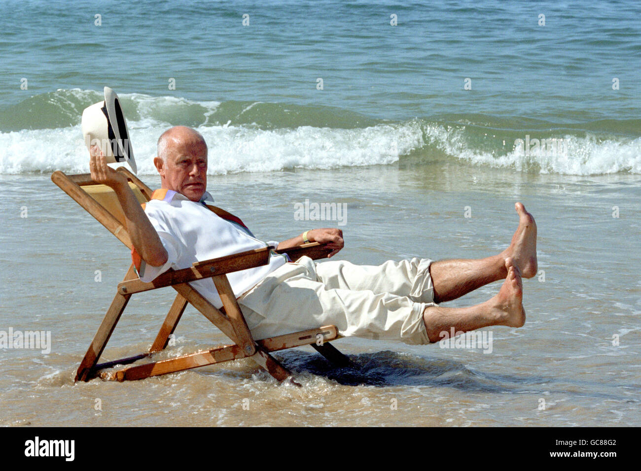 ACTOR RICHARD WILSON AS VICTOR MELDREW ON LOCATION IN PORTUGAL TO FILM ...