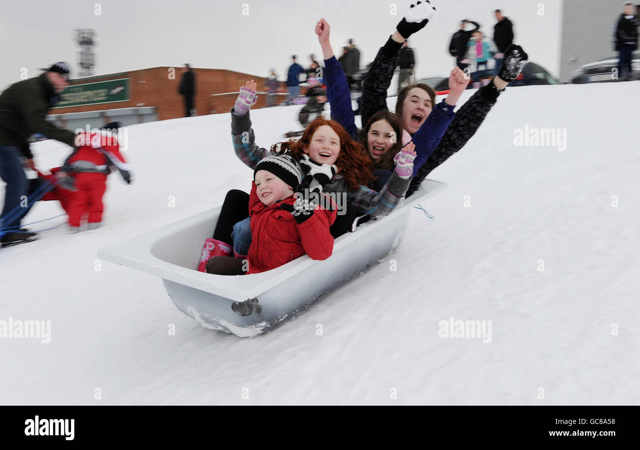 Sledgers use an old bath tub to sledge in Whitley Bay in North Tyneside ...