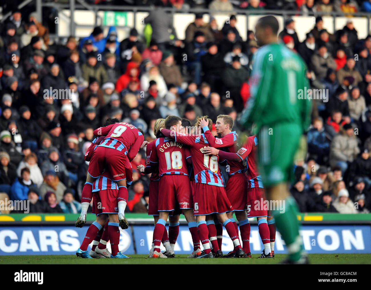 Scunthorpe United's players celebrate Gary Hooper first goal of the ...