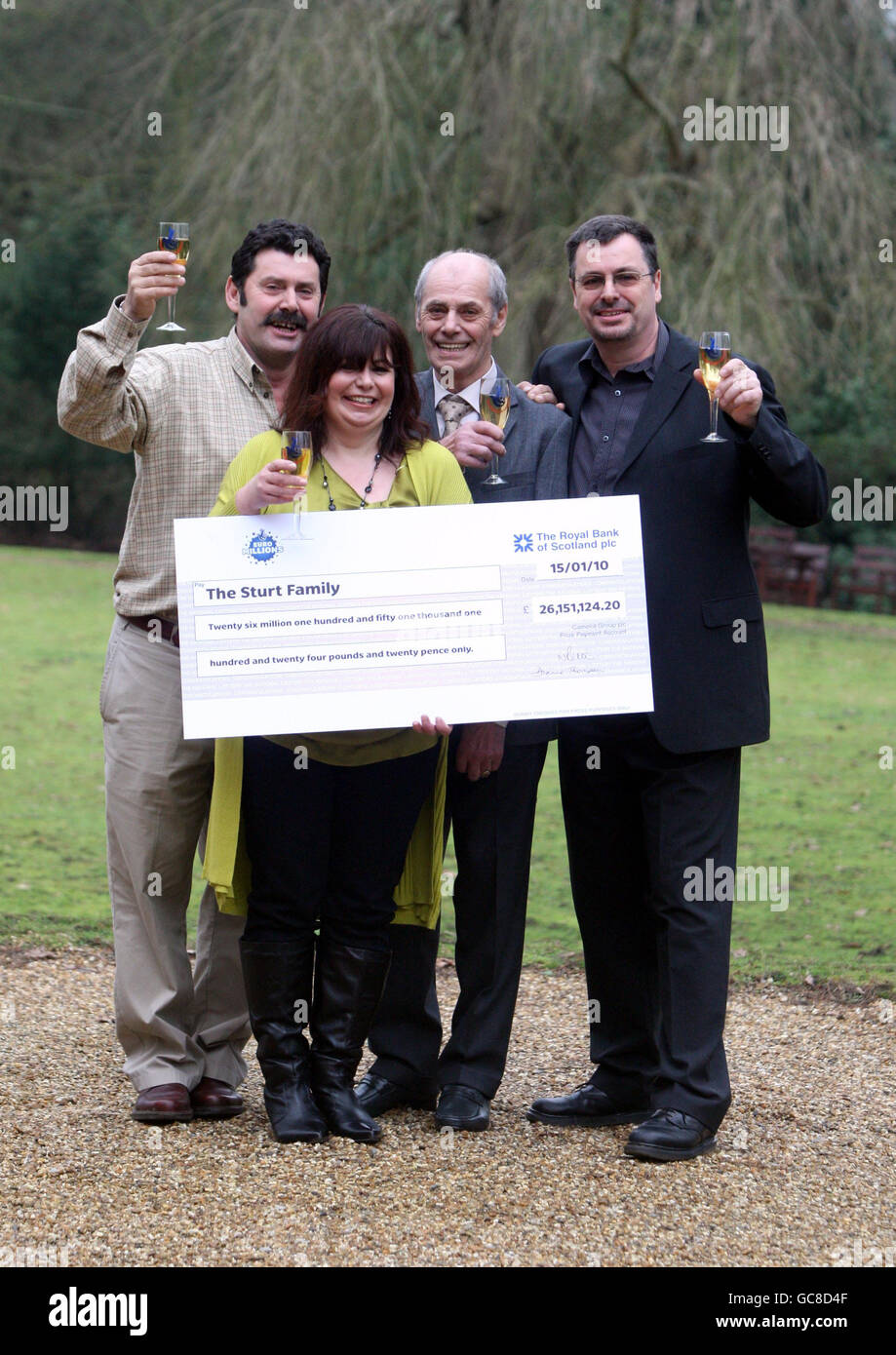 Oversized cheque hi-res stock photography and images - Alamy