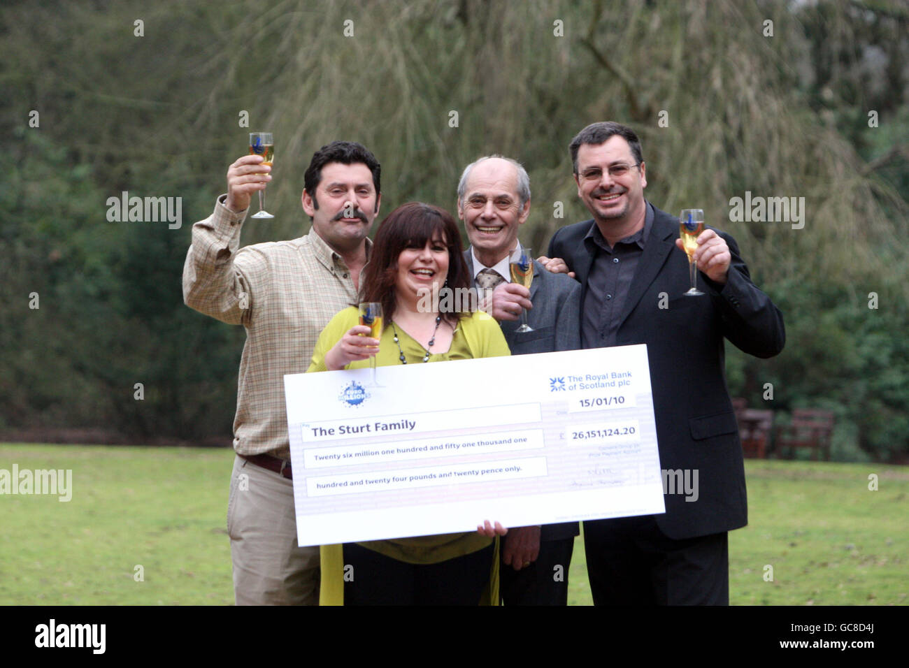 Oversized cheque hi-res stock photography and images - Alamy