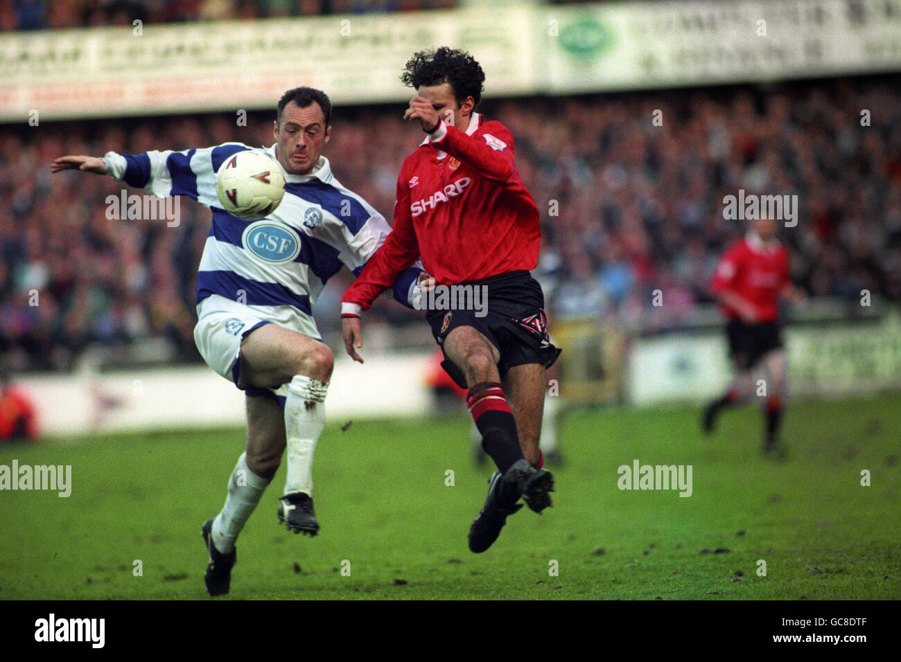 Queens Park Rangers' David Bardsley (l) and Manchester United's Ryan ...