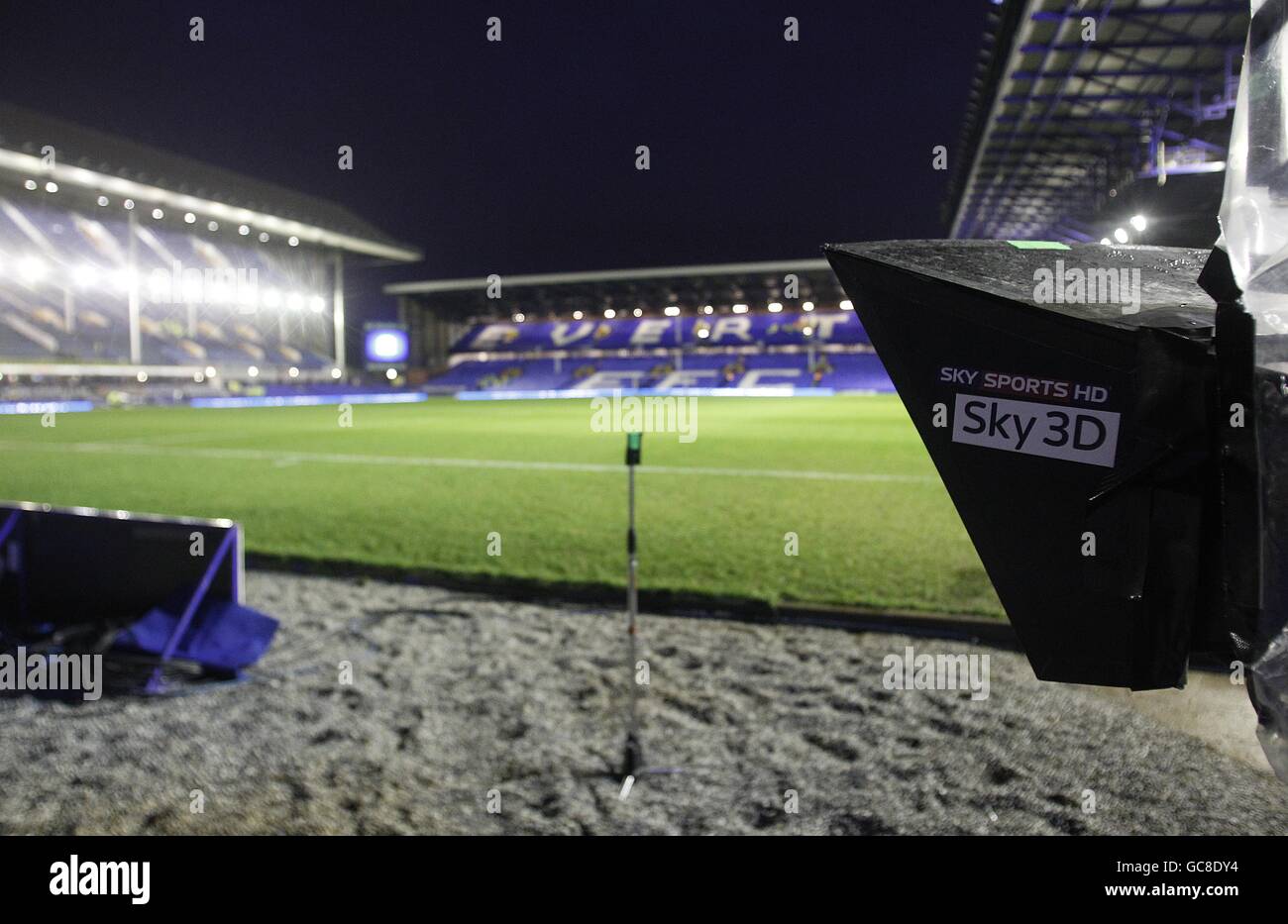 Pitchside camera hi-res stock photography and images - Alamy