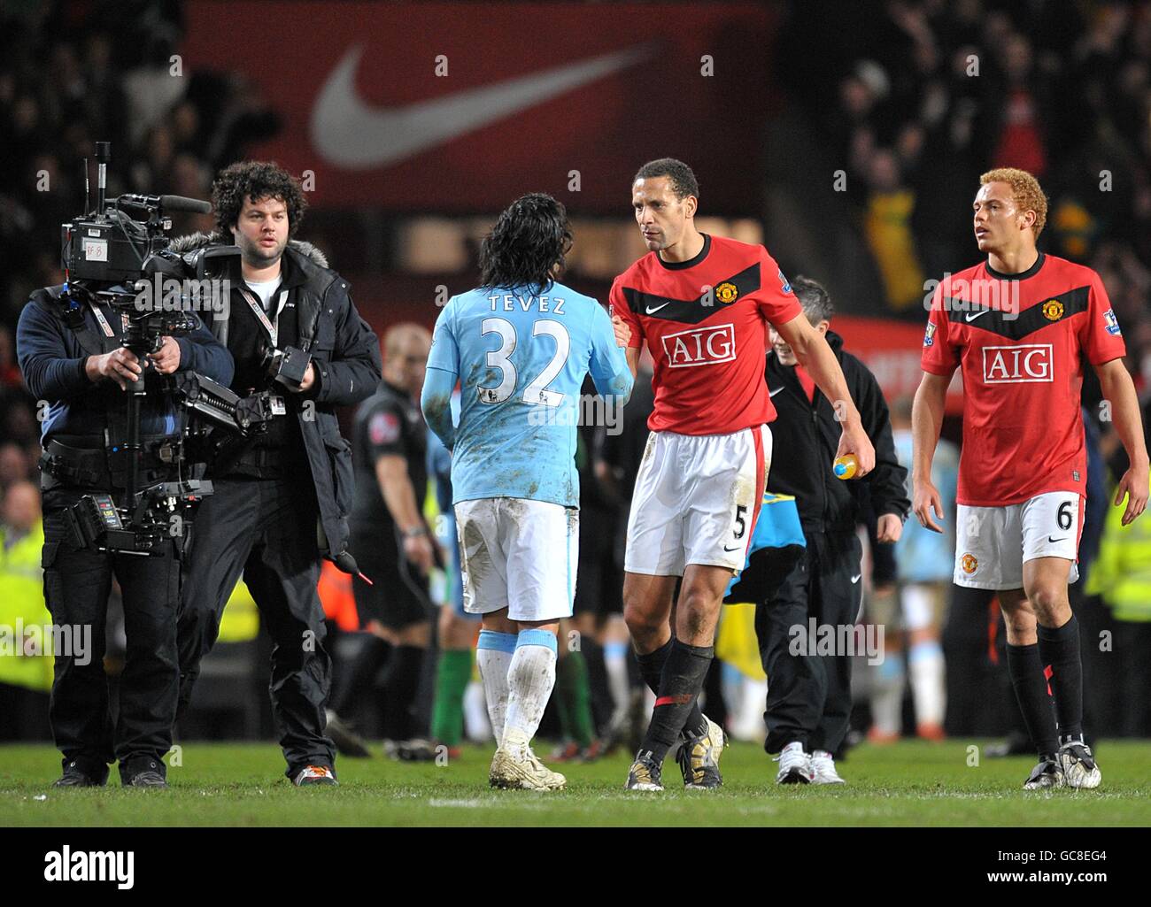 Manchester united trafford shake hands hi-res stock photography and ...
