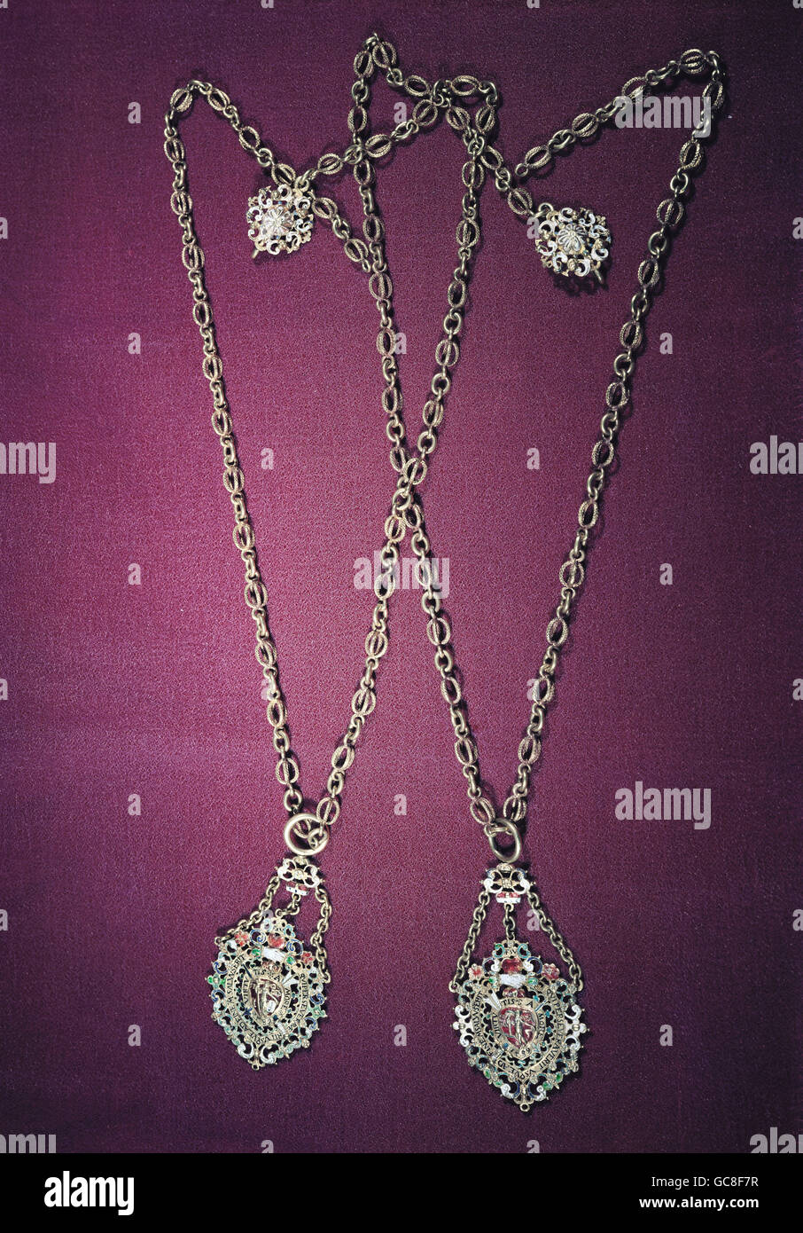 Gold chains hi-res stock photography and images - Alamy