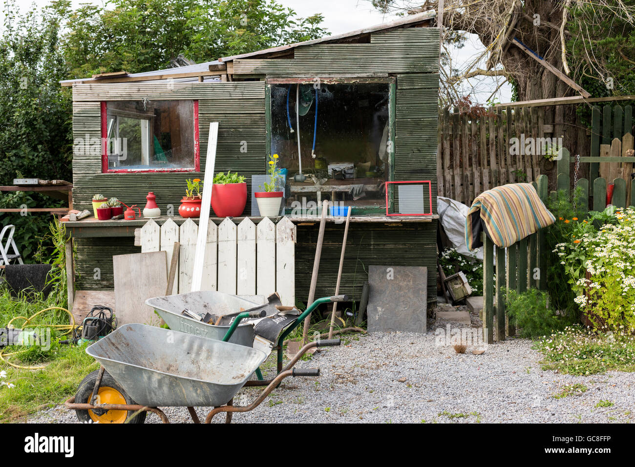 Messy garden shed hi-res stock photography and images - Alamy