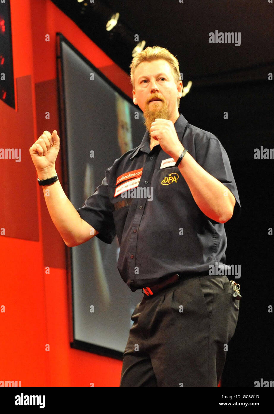 Australia's Simon Whitlock celebrates winning his match against UK's ...