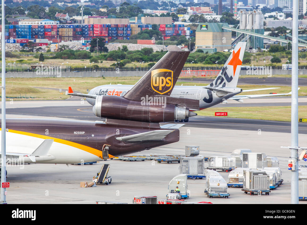 Ups logo hi-res stock photography and images - Alamy