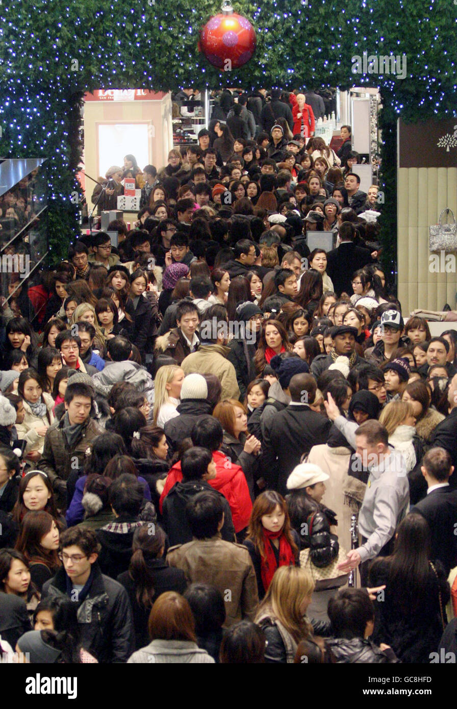 Shoppers inside selfridges on oxford street hi-res stock photography ...