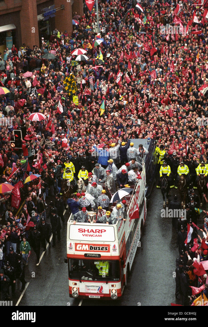 THE VICTORIOUS MANCHESTER UNITED TEAM PARADE THE PREMIER LEAGUE TROPHY ...