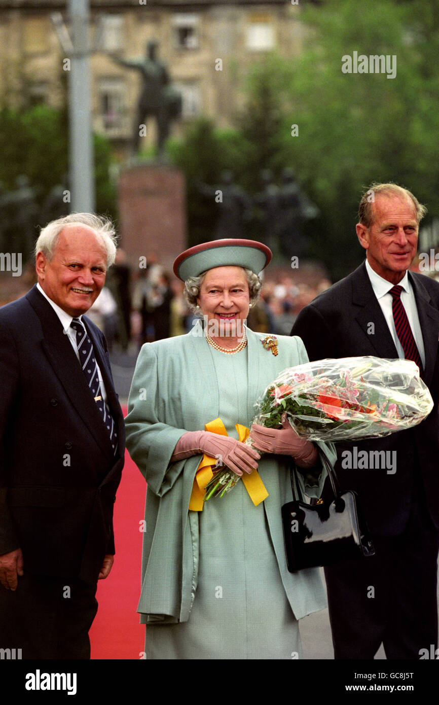 Hungary's President Arpad Goncz (left) with Queen Elizabeth II and the ...